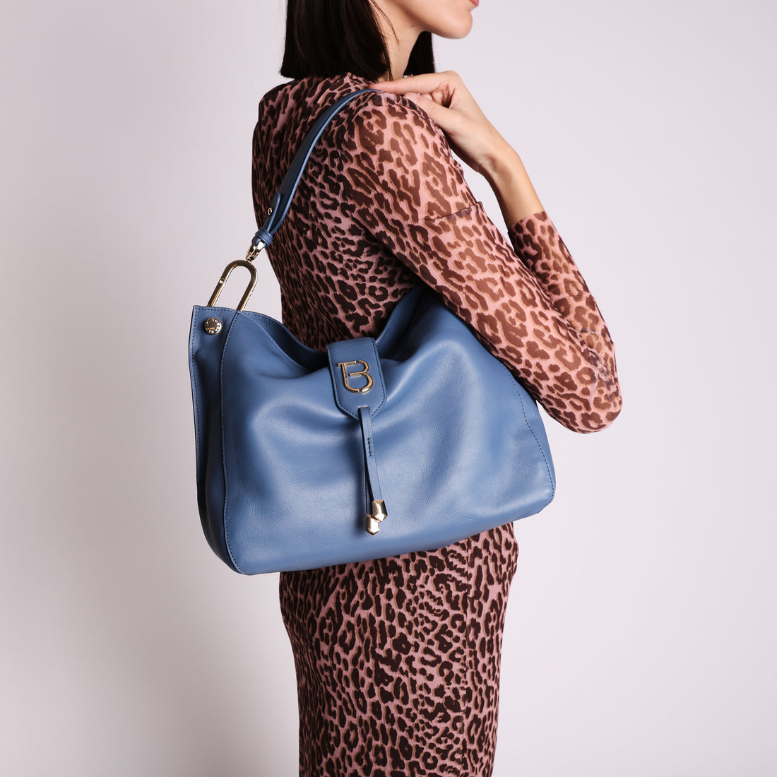 Shoulder bag in soft leather Morgana blue color